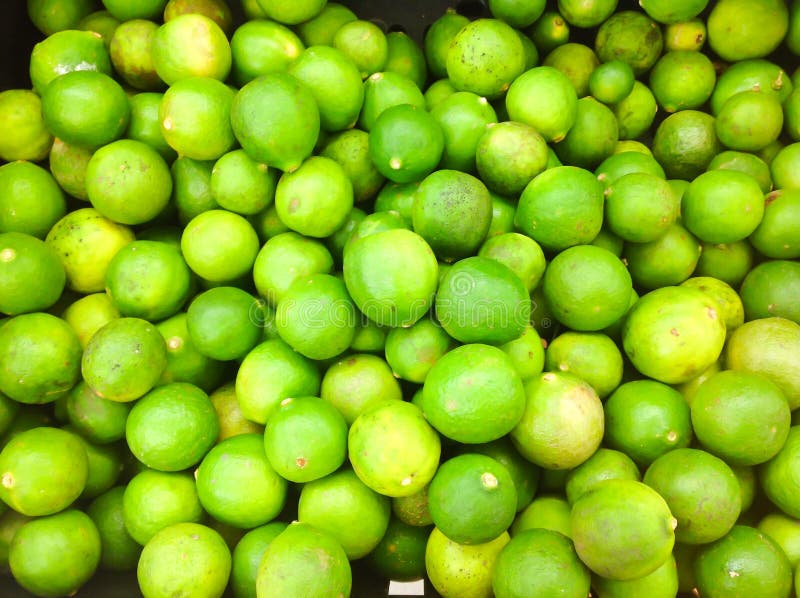 Fruta Fresca De La Lima Agria Cortada Por La Mitad Foto de archivo ...