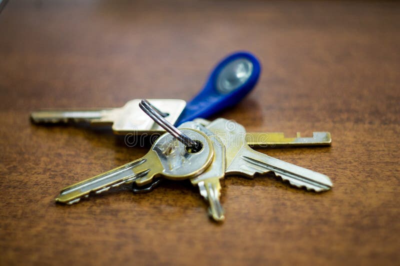 Un Manojo De Llaves En La Tabla Foto de archivo - Imagen de agradable ...