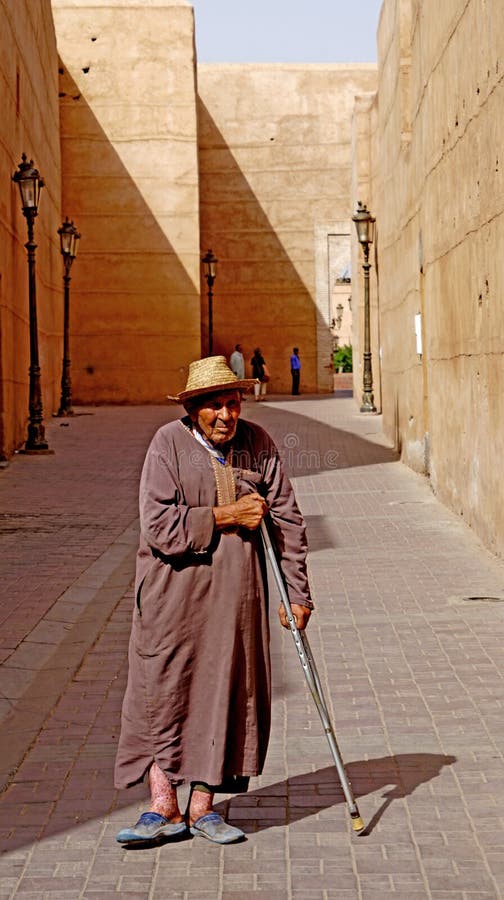Un Mendiant Dans Les Rues De Marrakech Image éditorial - Image of prie ...