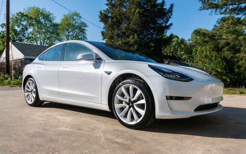 Un Modelo Blanco a Estrenar 3 De Tesla Fotografía editorial - Imagen de ...