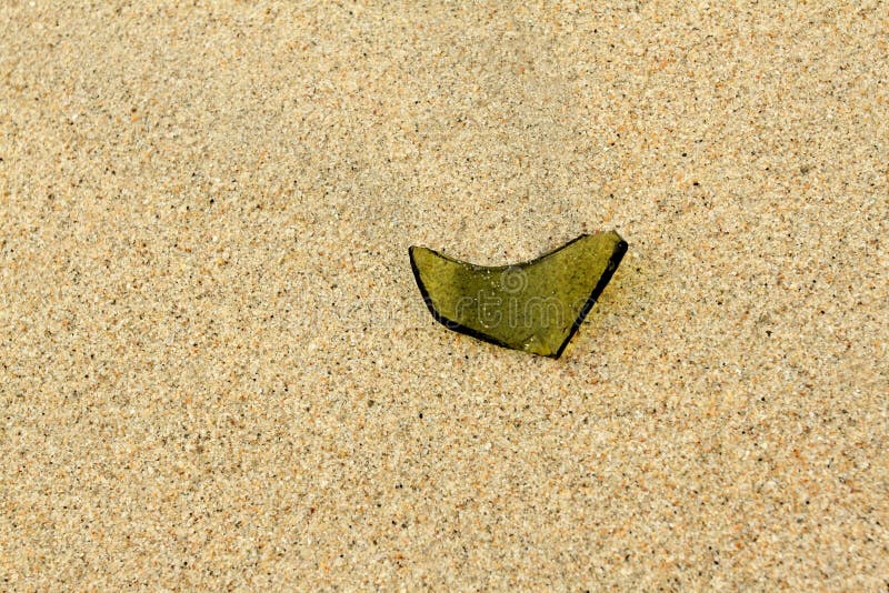 Un Morceau De Verre Sur La Plage De Sable Image stock - Image du propre ...