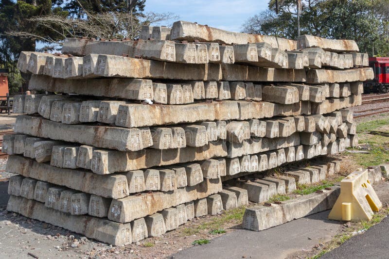 Un Mucchio Delle Traversine Ferroviarie Immagine Stock - Immagine di ...
