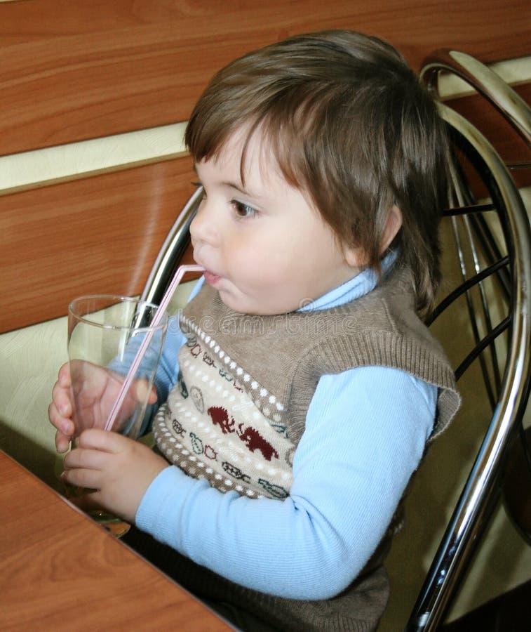 Un Muchacho Bebe Del Vidrio Foto de archivo - Imagen de refresco, feliz ...