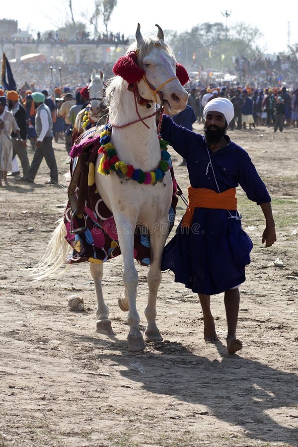 Un Nihang Joven Singh En Hola Mohalla 2017 Foto de archivo editorial ...