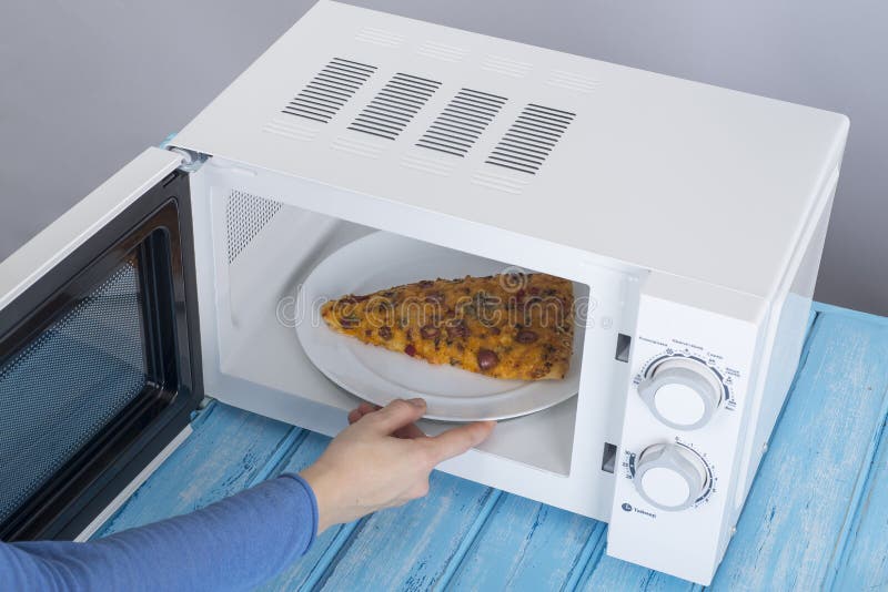 Un Nuevo Horno De Microondas Blanco, En Una Superficie De Madera Azul ... Un Nuevo Horno De Microondas Blanco, En Una Superficie De Madera Azul ...