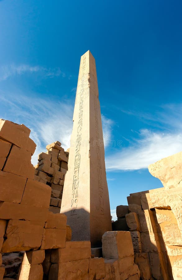 Un Obelisco Antiguo Elevado En El Templo De Karnak Imagen de archivo ...