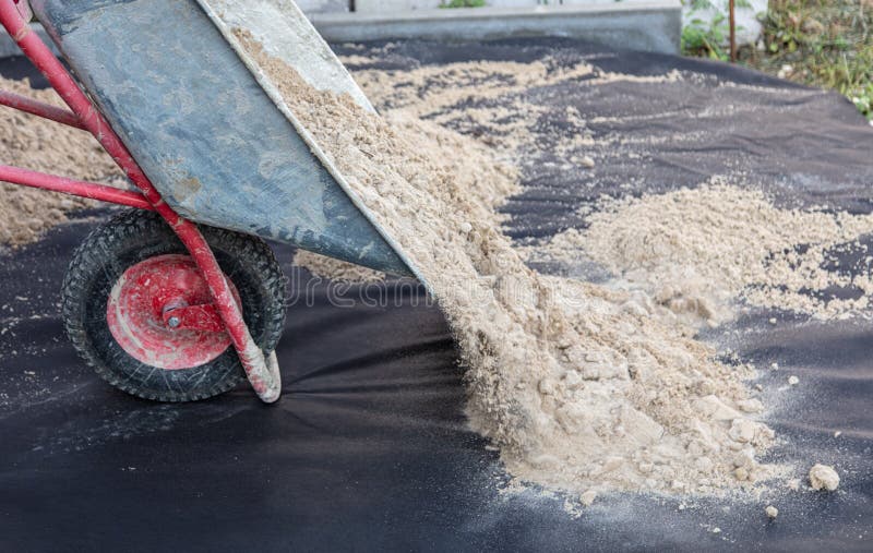 Un Ouvrier Pond Du Sable Pour Paver Des Dalles. Photo stock - Image du ...