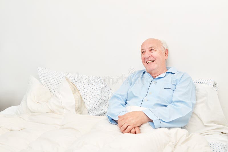 Un Paciente Postrado En Cama Miente Contento En Cama Foto de archivo ...