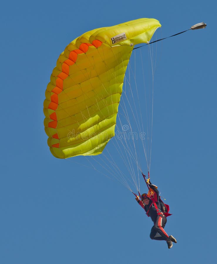 Paracaidista Militar De Aterrizaje Foto de archivo - Imagen de falling ...