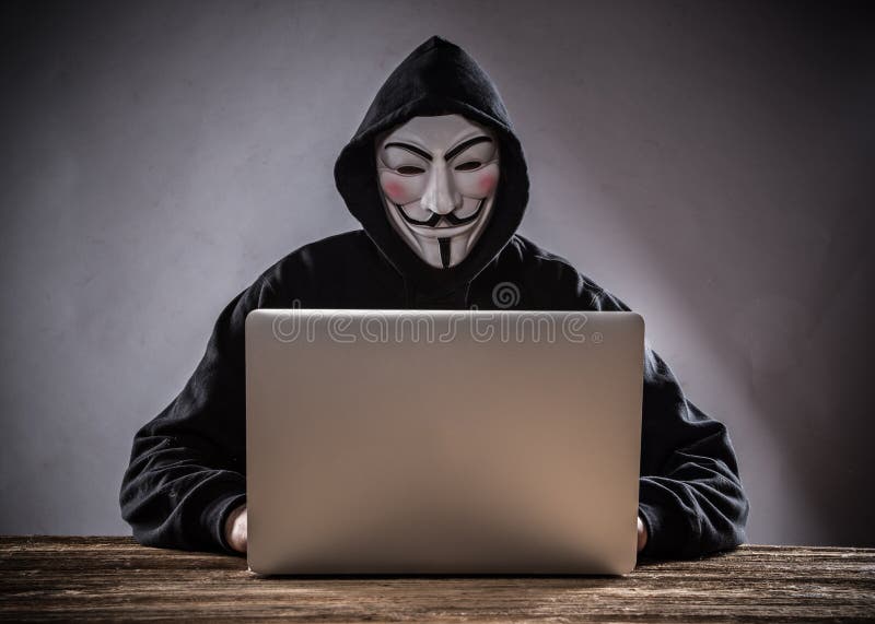 Un Pirate Informatique Avec Un Capot Avec L'ordinateur Portable Image ...