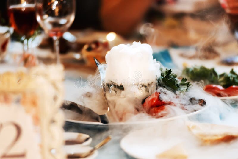 Un Plato De Comida Que Emite Humo Imagen de archivo - Imagen de cena ...