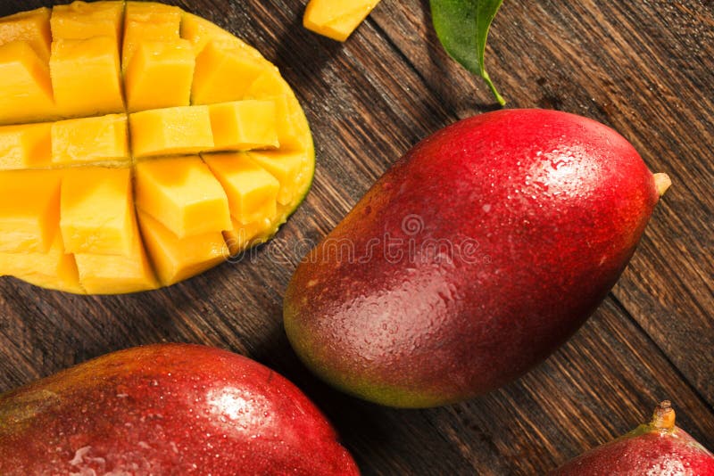 Un Poco De Mango En Tablero Enselvado Foto de archivo - Imagen de cubos ...