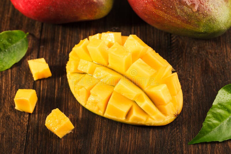 Un Poco De Mango En Tablero Enselvado Foto de archivo - Imagen de ...