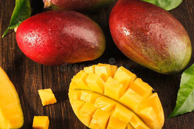 Un Poco De Mango En Tablero Enselvado Foto de archivo - Imagen de ...