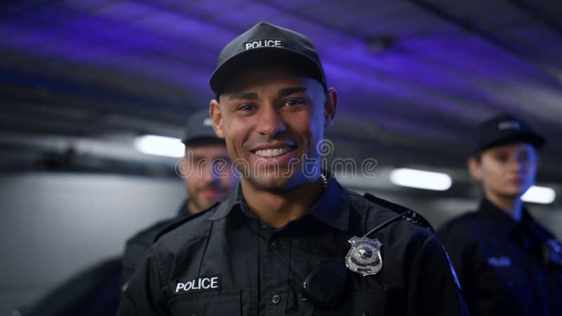 Policier Souriant Avec Le Doigt Dans La Bouche Photo Stock Image Du Sourire Policier 41962152