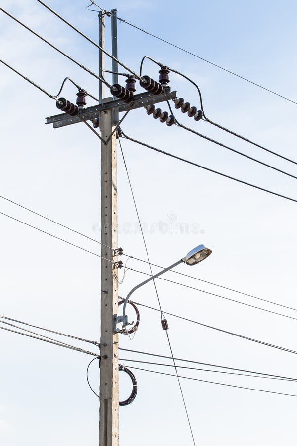 Poste De Teléfono Viejo Con Los Peldaños Para Subir Foto de archivo ...