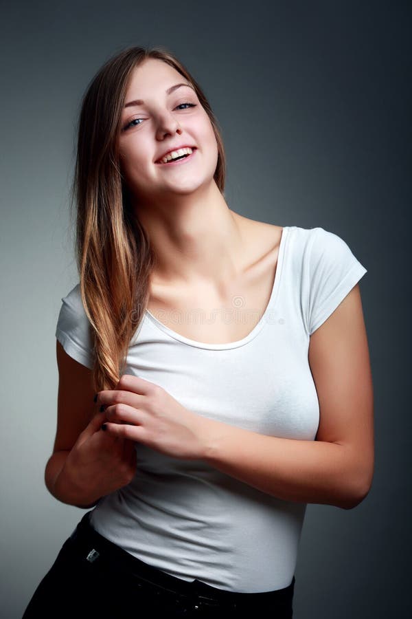 Un Portrait De Studio D'adolescente De Sourire Photo stock - Image du ... Un Portrait De Studio D'adolescente De Sourire Photo stock - Image du ...