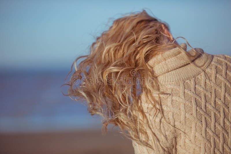 Un Primer Del Pelo Rubio Rizado De La Mujer Joven Imagen de archivo ...