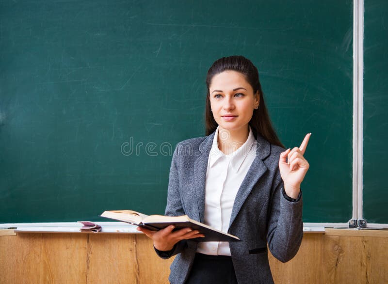 Un Jeune Professeur Explique Des Maths Près Du Conseil Image stock ...