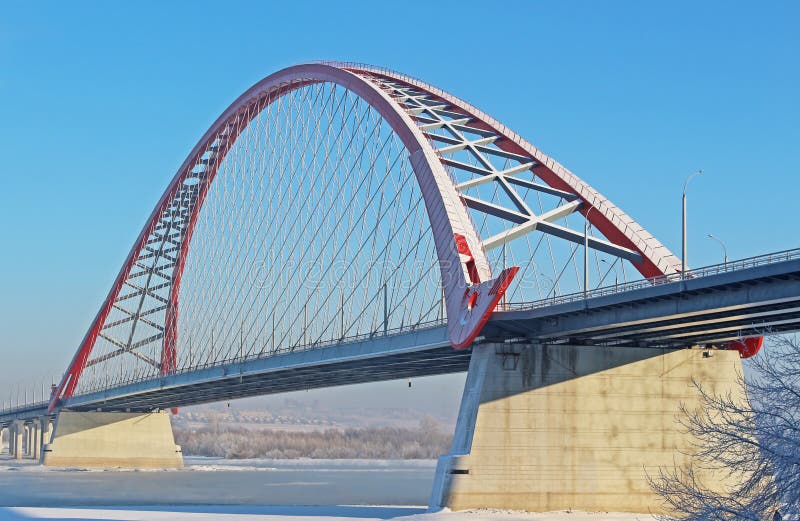 Un puente grande del arco imagen de archivo. Imagen de horizonte - 64539719