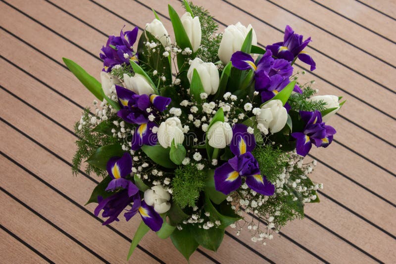 Un Ramo De Flores Violetas. Foto de archivo - Imagen de azul, colorido ...