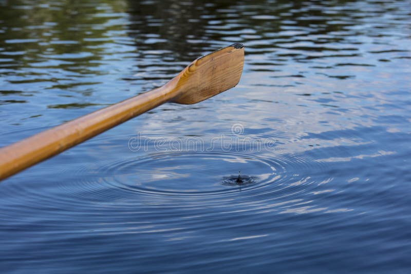 Remo Dell'acqua Commovente Della Barca Immagine Stock - Immagine di ...
