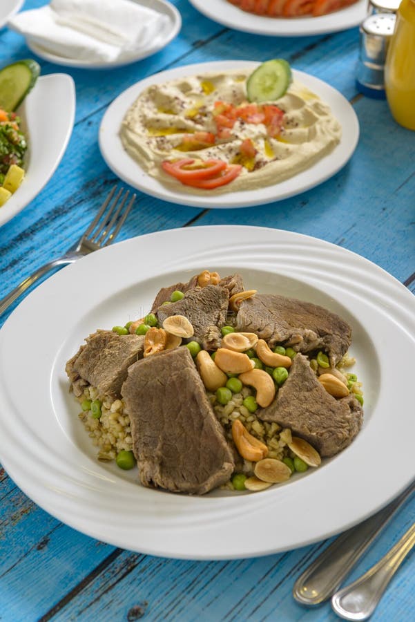 Plat de Syrien Manakish photo stock. Image du dîner, méditerranéen ...