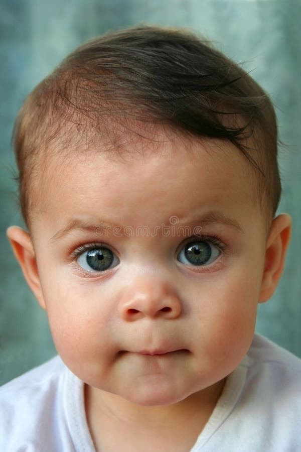 Un hermoso retrato de bebé imagen de archivo. Imagen de curiosamente ...