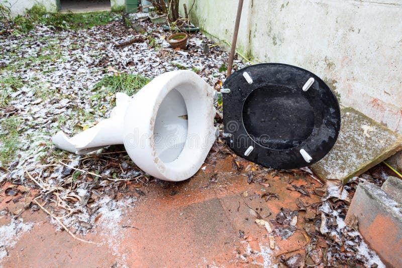 Viejo retrete roto imagen de archivo. Imagen de antihigiénico - 123327565
