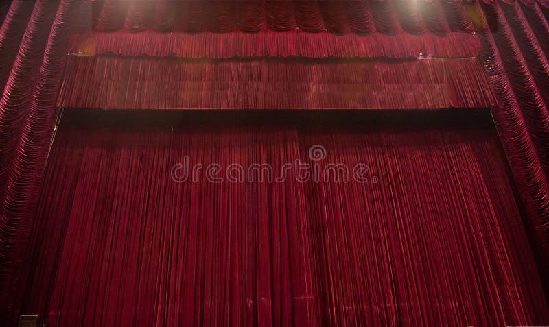 Un rideau rouge en velours photo stock. Image du classique - 16110528