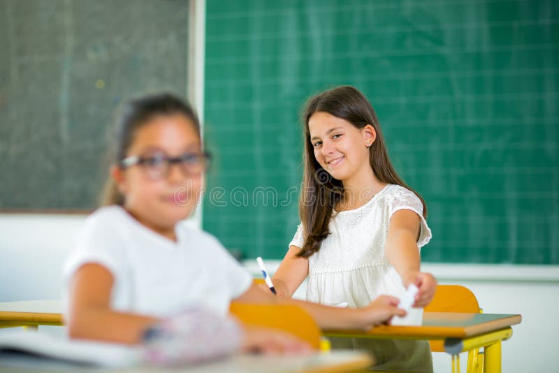 Un Ritratto Di Due Scolare in Un'aula Immagine Stock - Immagine di ...