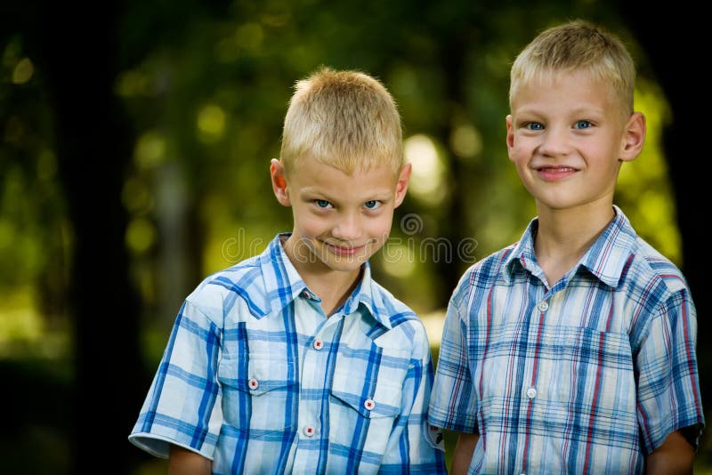 Ritratto Di Due Fratelli Gemelli Sorridenti Fotografia Stock - Immagine ...