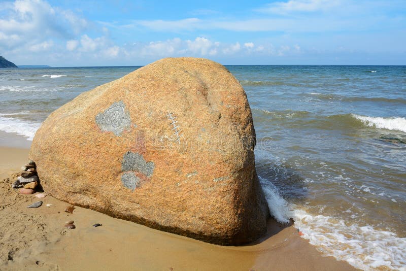 Un Rocher énorme Sur Le Bord De La Mer Photo stock - Image du côtier ...