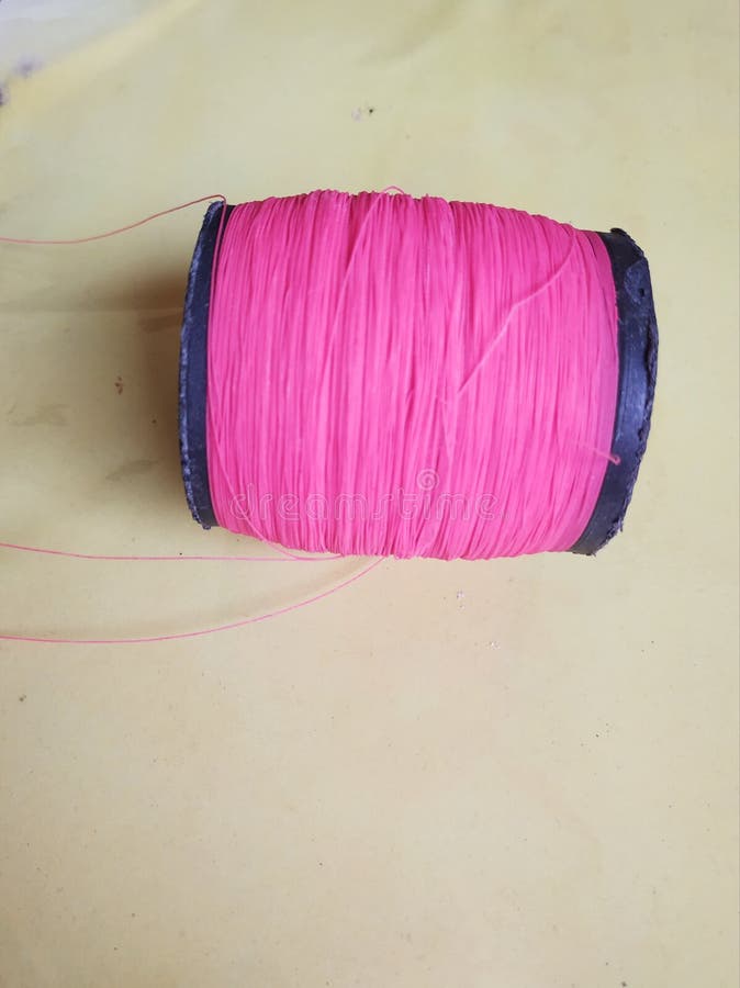 Rollo Del Hilado, Madeja Enredada En El Fondo Blanco Imagen de archivo ...