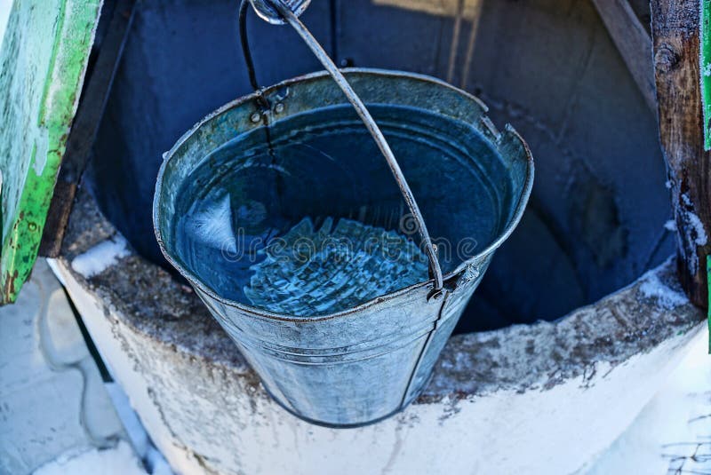 Un Secchio Di Acqua Sull'orlo Di Un Pozzo Immagine Stock - Immagine di ...