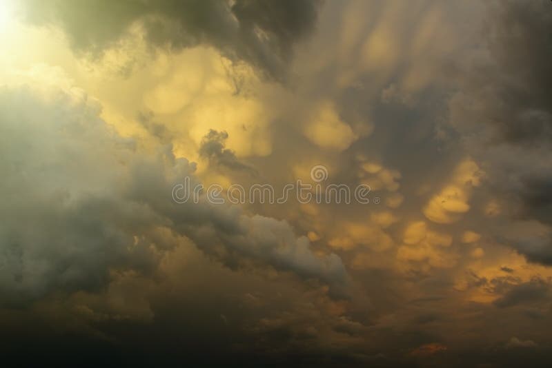 Un sol entre las nubes foto de archivo. Imagen de clima - 16733478