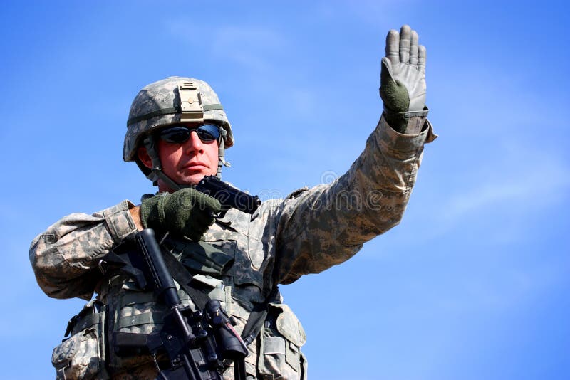 Un soldado con el arma imagen de archivo. Imagen de soporte - 17920191