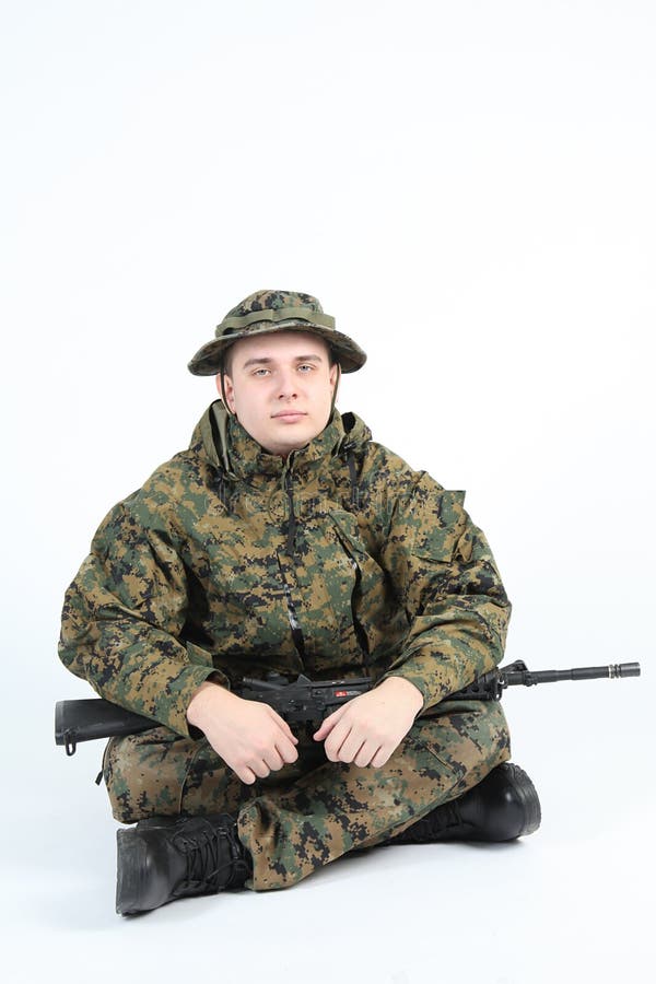 Un soldado con el arma foto de archivo. Imagen de americano - 65858514