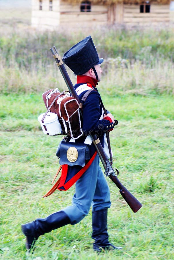 Un Soldado En Caminar Uniforme Del Vintage Foto editorial - Imagen de ...
