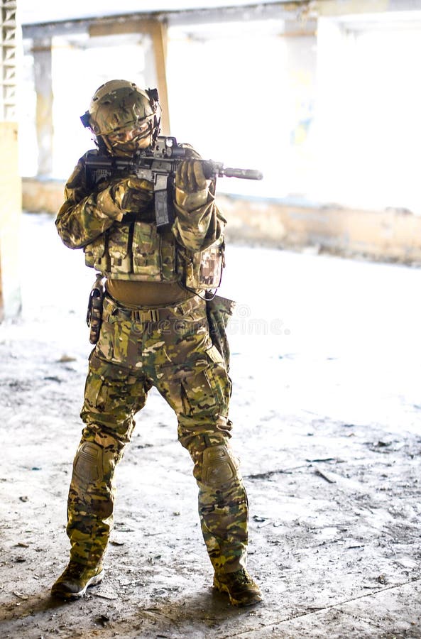 Un Soldado En Engranaje Del Combate Foto de archivo - Imagen de guantes ...