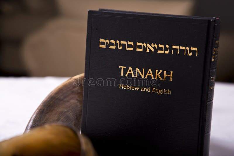 Un Tanakh y un shofar foto de archivo. Imagen de costumbre - 32306284