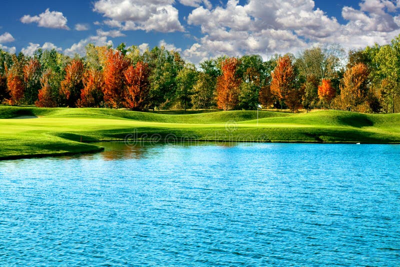 Terrain De Golf Avec Le Ciel Photo stock - Image du loisirs, cordon ...