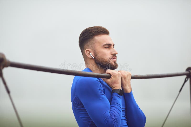 Un Tipo Barbudo Haciendo Jaleo En Un Bar Horizontal En Un Estadio En La ... Un Tipo Barbudo Haciendo Jaleo En Un Bar Horizontal En Un Estadio En La ...