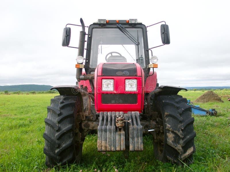 Un tractor rojo grande imagen de archivo. Imagen de heno - 34061687