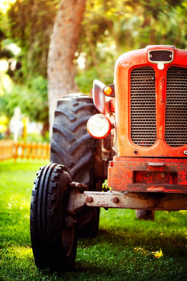 Un Tractor Rojo Viejo En Un Campo De Granja Foto de archivo - Imagen de ...
