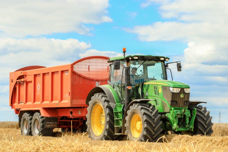 Un Tractor Verde Moderno De John Deere Imagen de archivo editorial ...