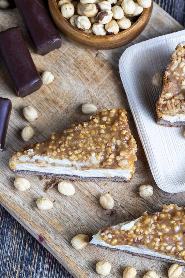 Un Trozo De Tarta De Queso Con Cacahuetes Asados En Caramelo Foto de ... Un Trozo De Tarta De Queso Con Cacahuetes Asados En Caramelo Foto de ...