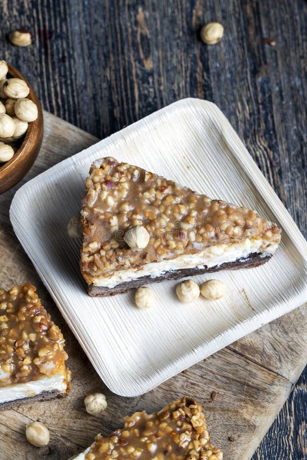 Un Trozo De Tarta De Queso Con Cacahuetes Asados En Caramelo Foto de ... Un Trozo De Tarta De Queso Con Cacahuetes Asados En Caramelo Foto de ...