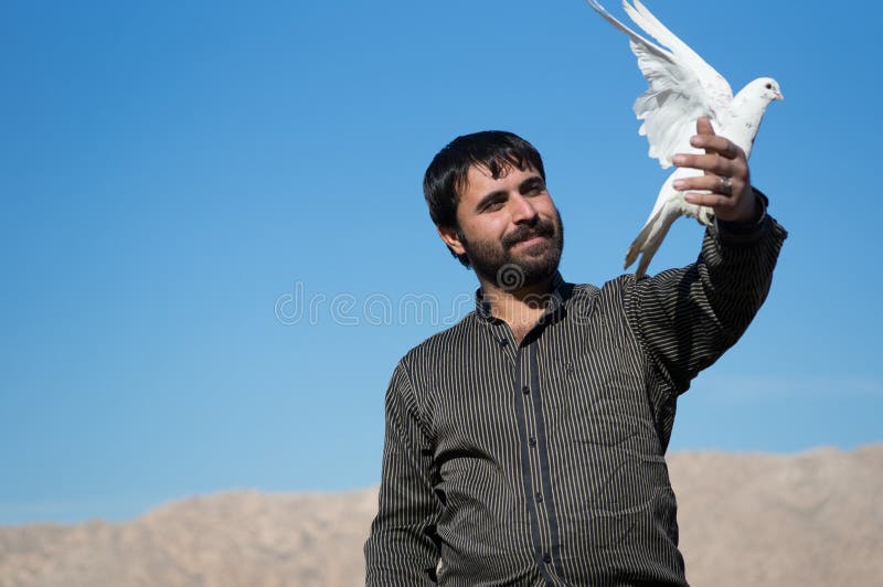 Un Uomo Che Tiene Una Colomba Con Orgoglio Fotografia Stock - Immagine ...