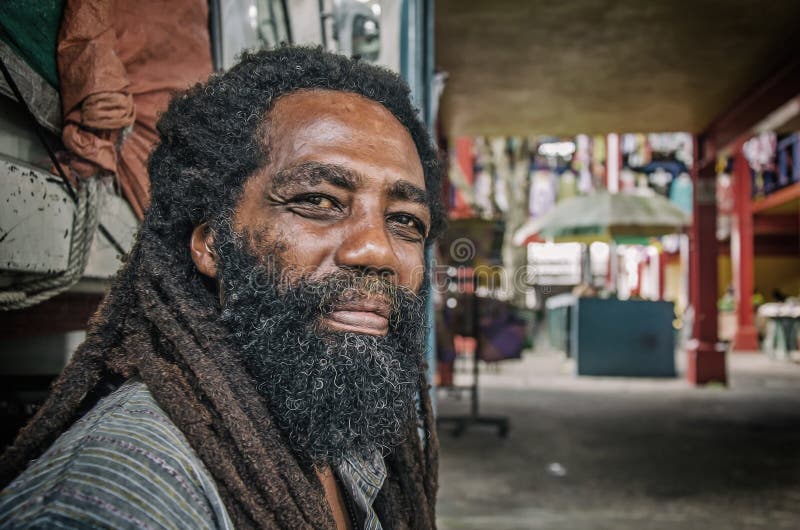 Un Uomo Creolo Aborigeno Sta Andando Su Lavoro Immagine Stock ...